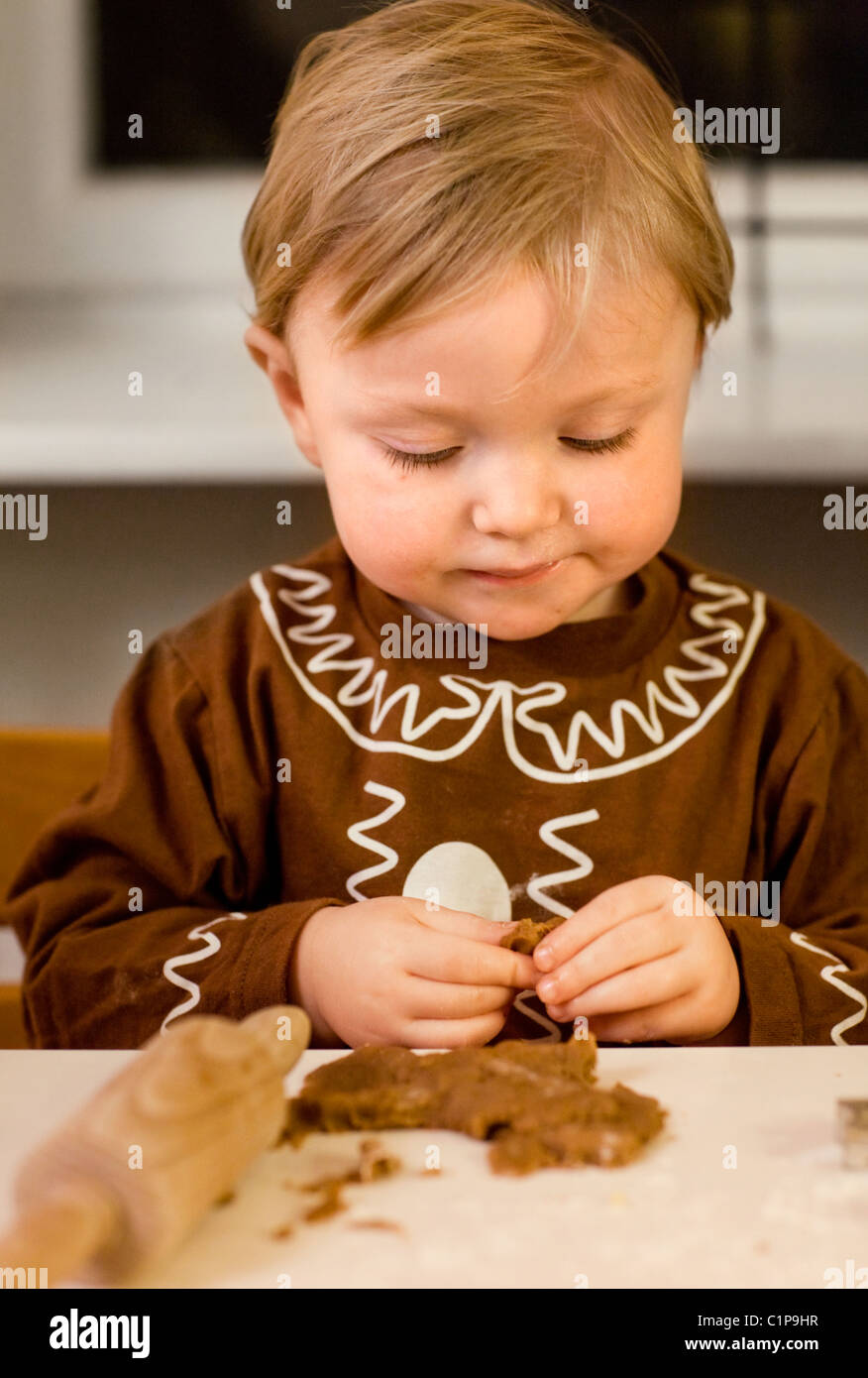 Girl preparing gingerbread biscuit Stock Photo - Alamy