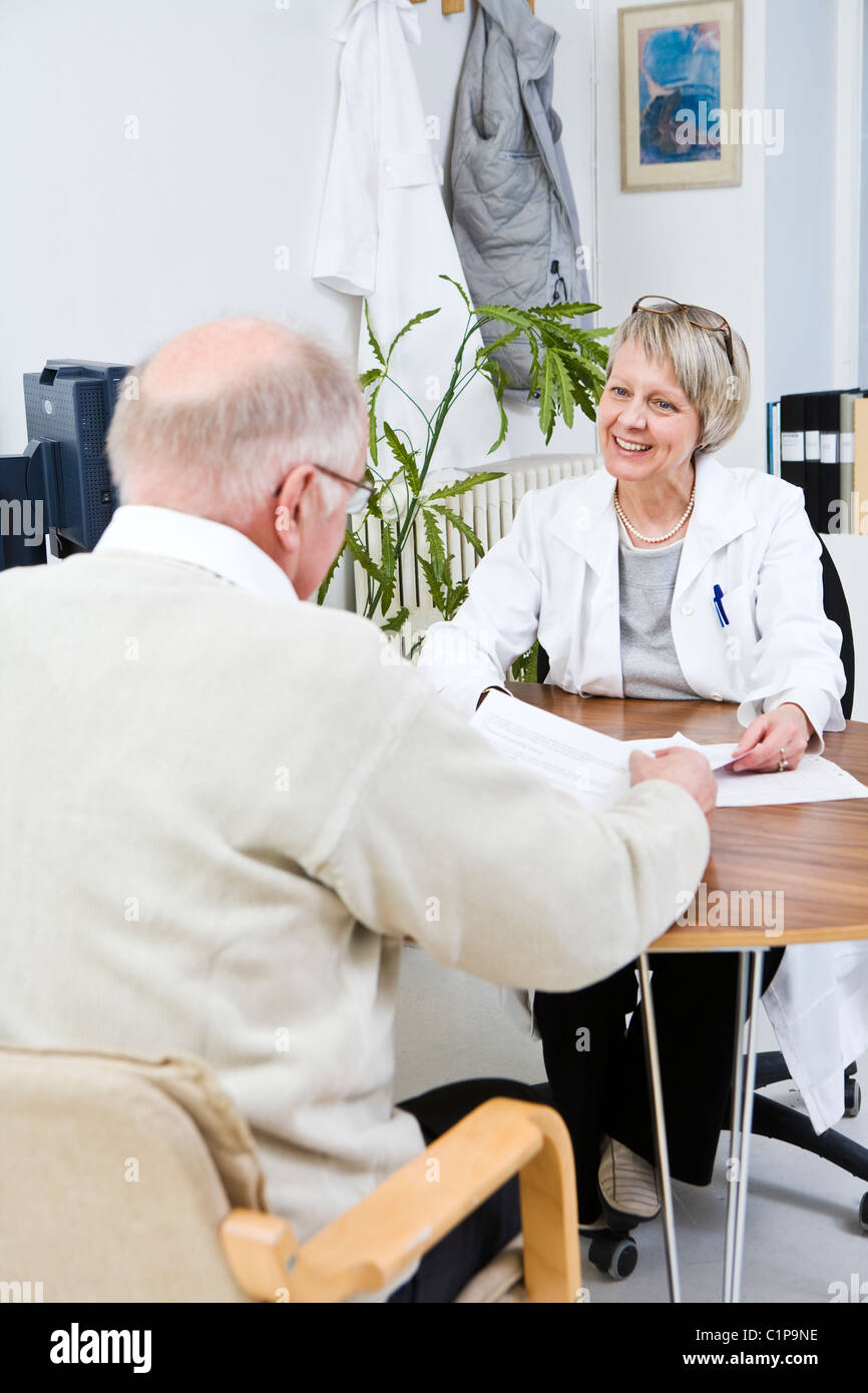 Doctor patient conversation hi-res stock photography and images - Alamy