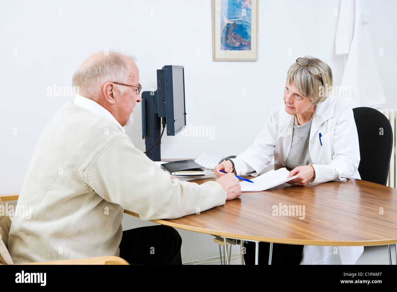 Doctor and patient talking in clinic Stock Photo - Alamy