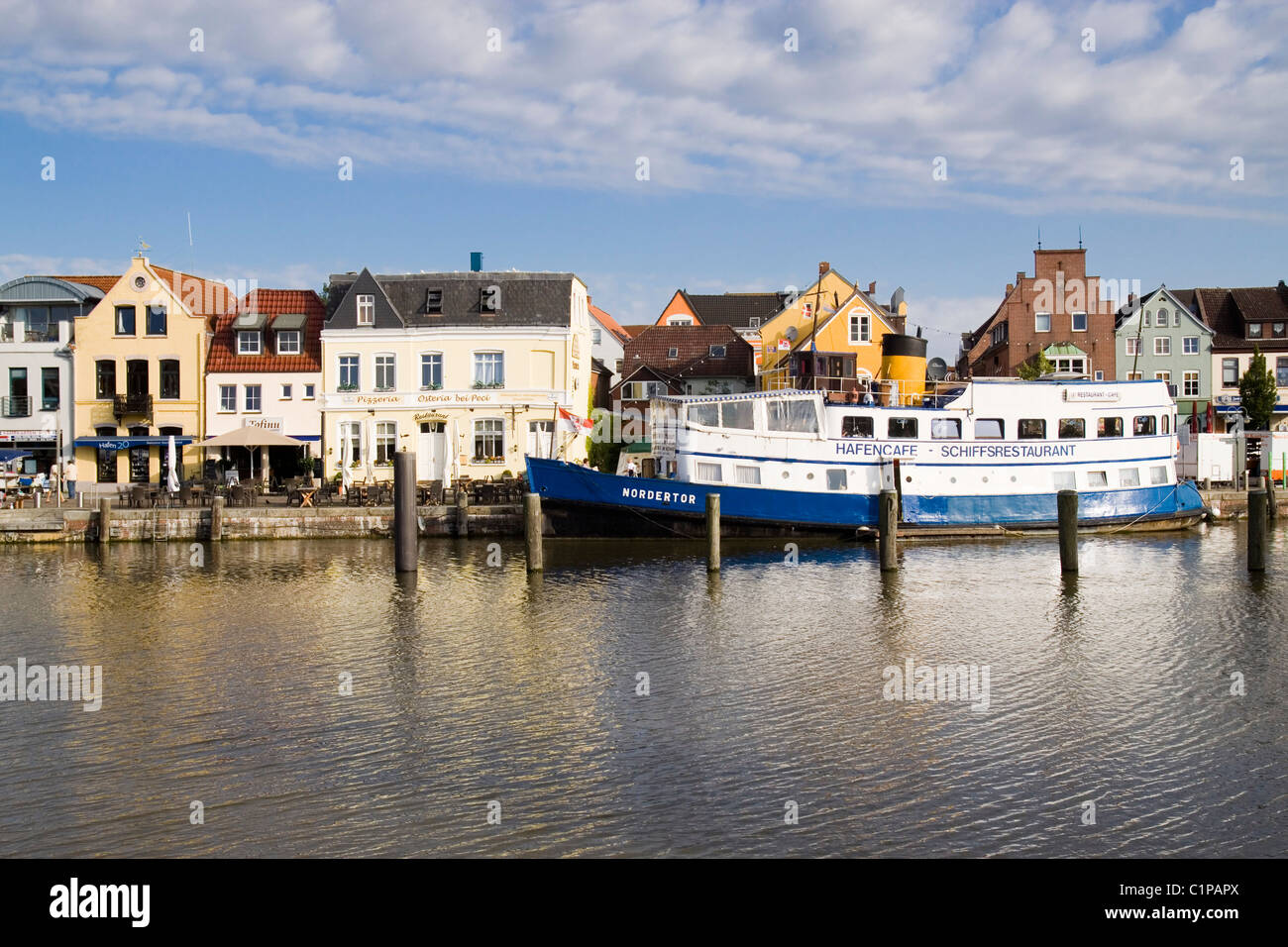 Lined with buildings hi-res stock photography and images - Alamy