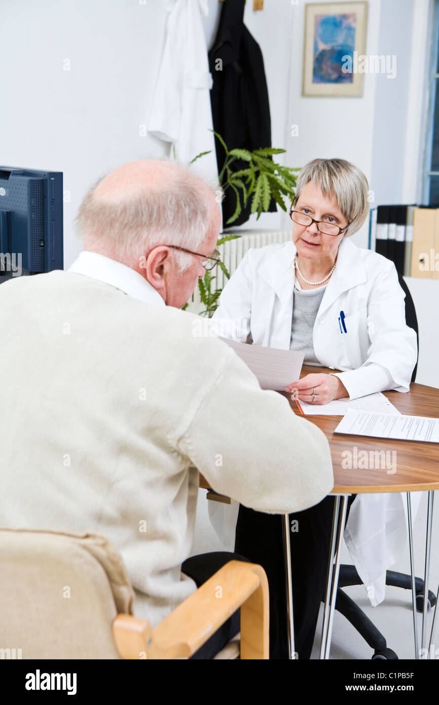 Doctor and patient talking in clinic Stock Photo - Alamy