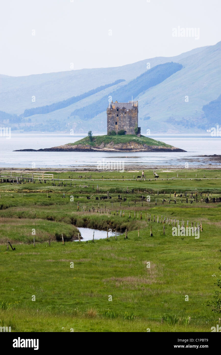 Scotland, Castle Stalker, castle on islet Stock Photo - Alamy