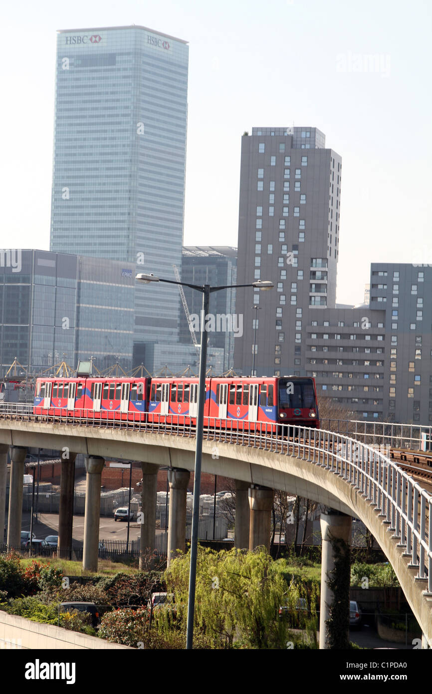 UK. DOCKLANDS LIGHT RAILWAY (DLR) TRAIN WITH CANARY WHARF IN BACKGROUND ...