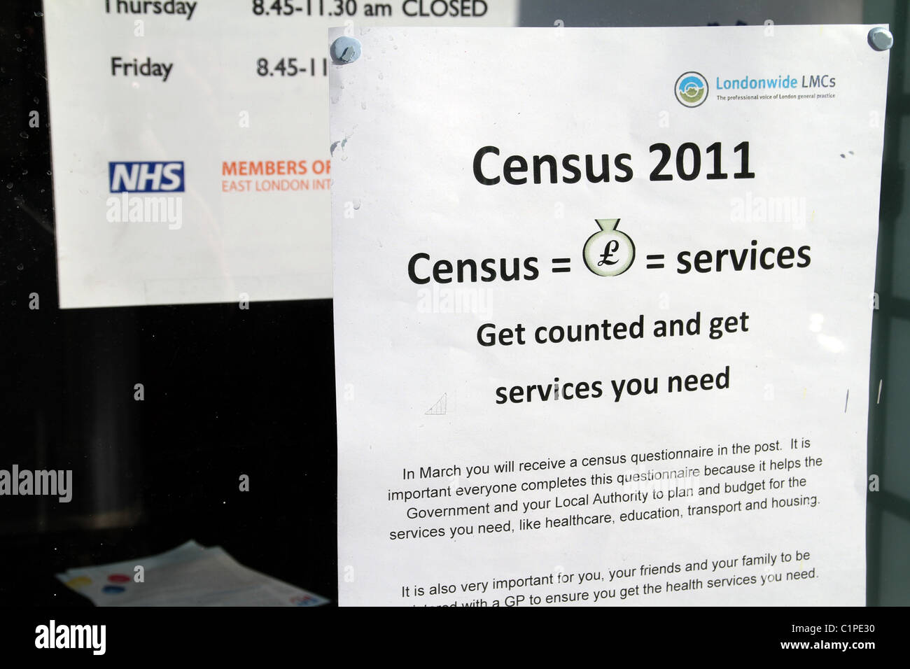UK.NOTICE ADVERTISING THE CENSUS 2011 ON A WINDOW Stock Photo - Alamy