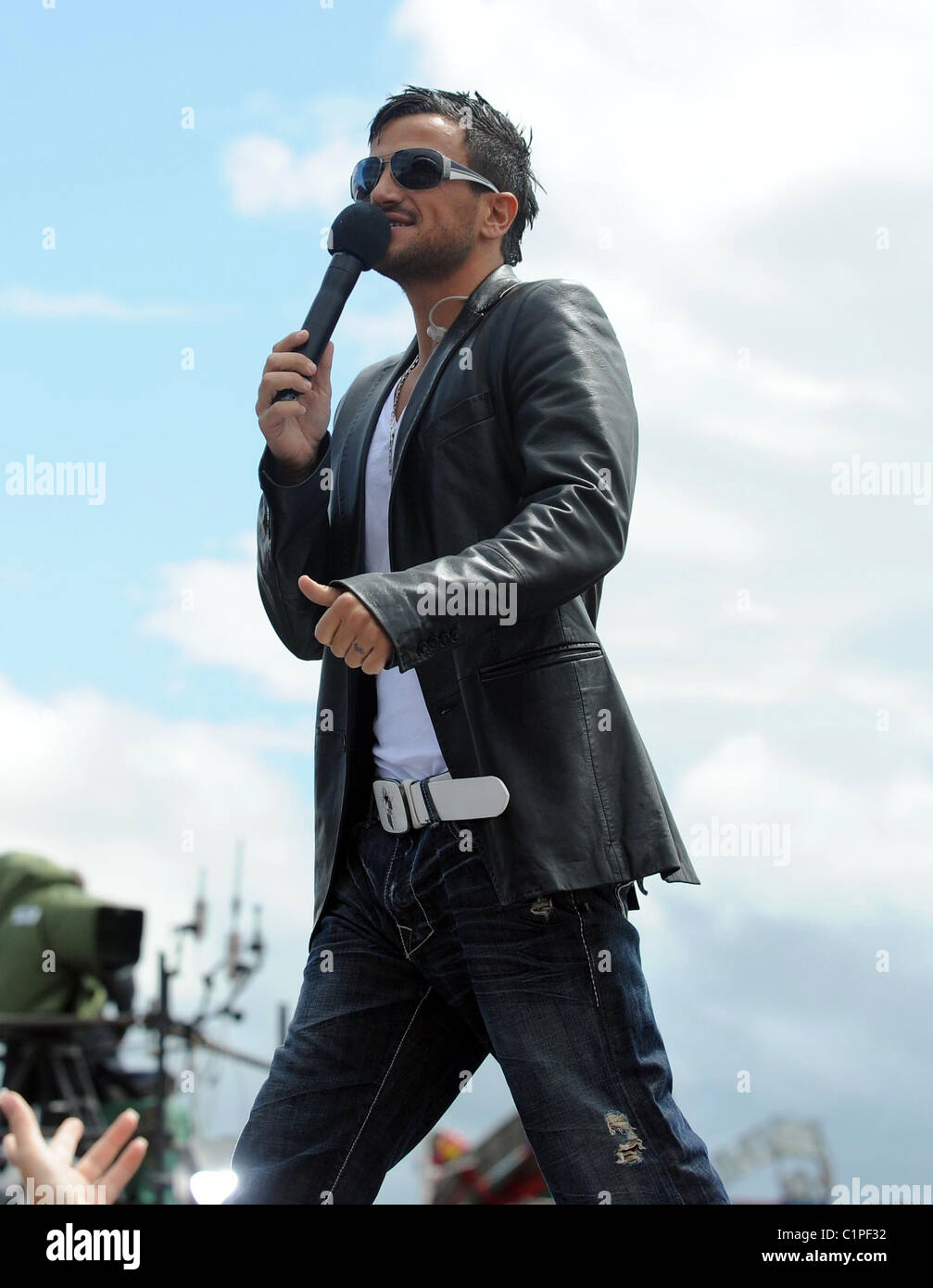 Peter Andre Performing live at T4 On The Beach Weston-Super-Mare ...