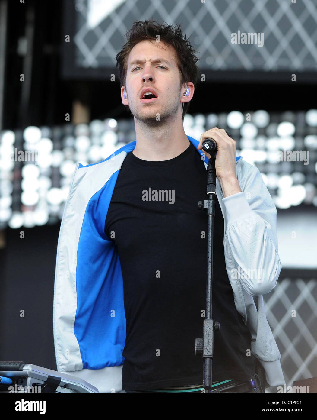 Calvin harris performing hi-res stock photography and images - Alamy