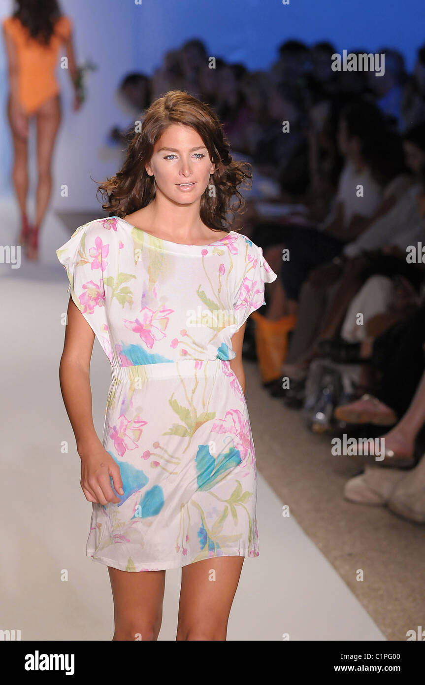 Model Mercedes-Benz Fashion Week Swim - White Sands - Runway Miami ...