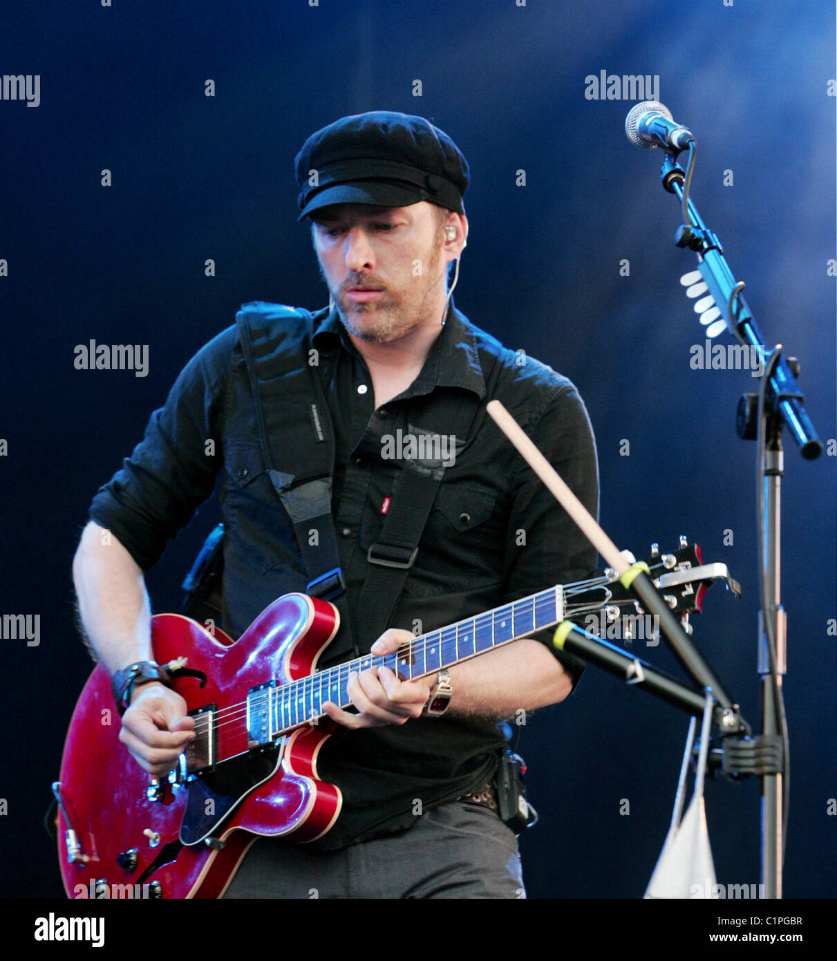 Jez williams doves hi-res stock photography and images - Alamy