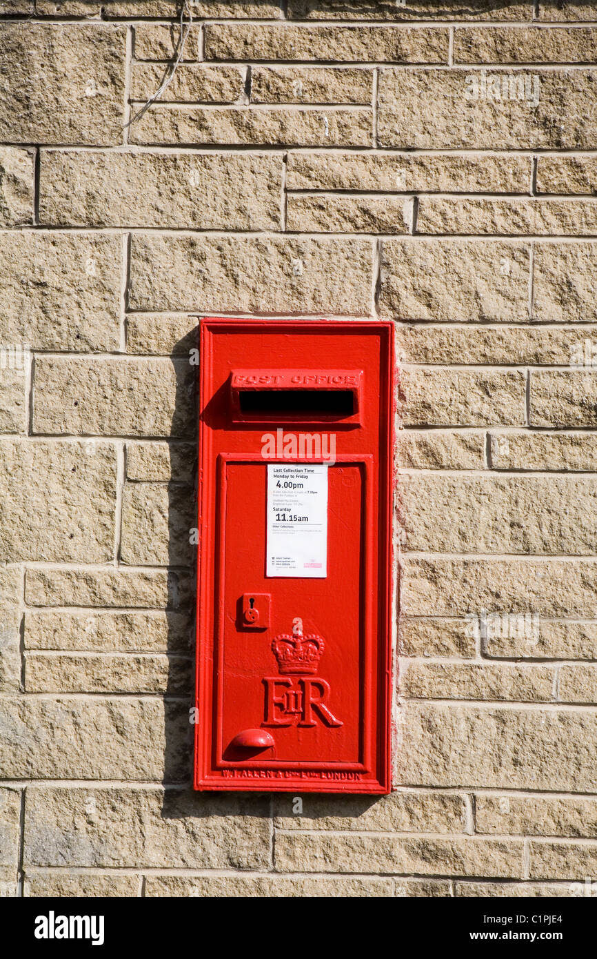 English postbox england hi-res stock photography and images - Alamy