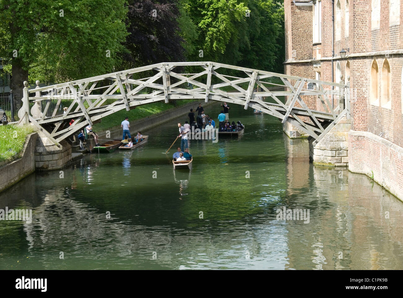 England, Cambridge, Mathematical Bridge, punting on river Cam Stock ...