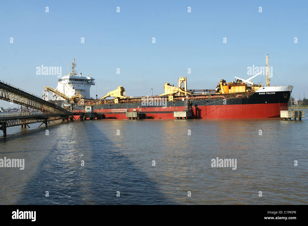 Shipping loading hi-res stock photography and images - Alamy