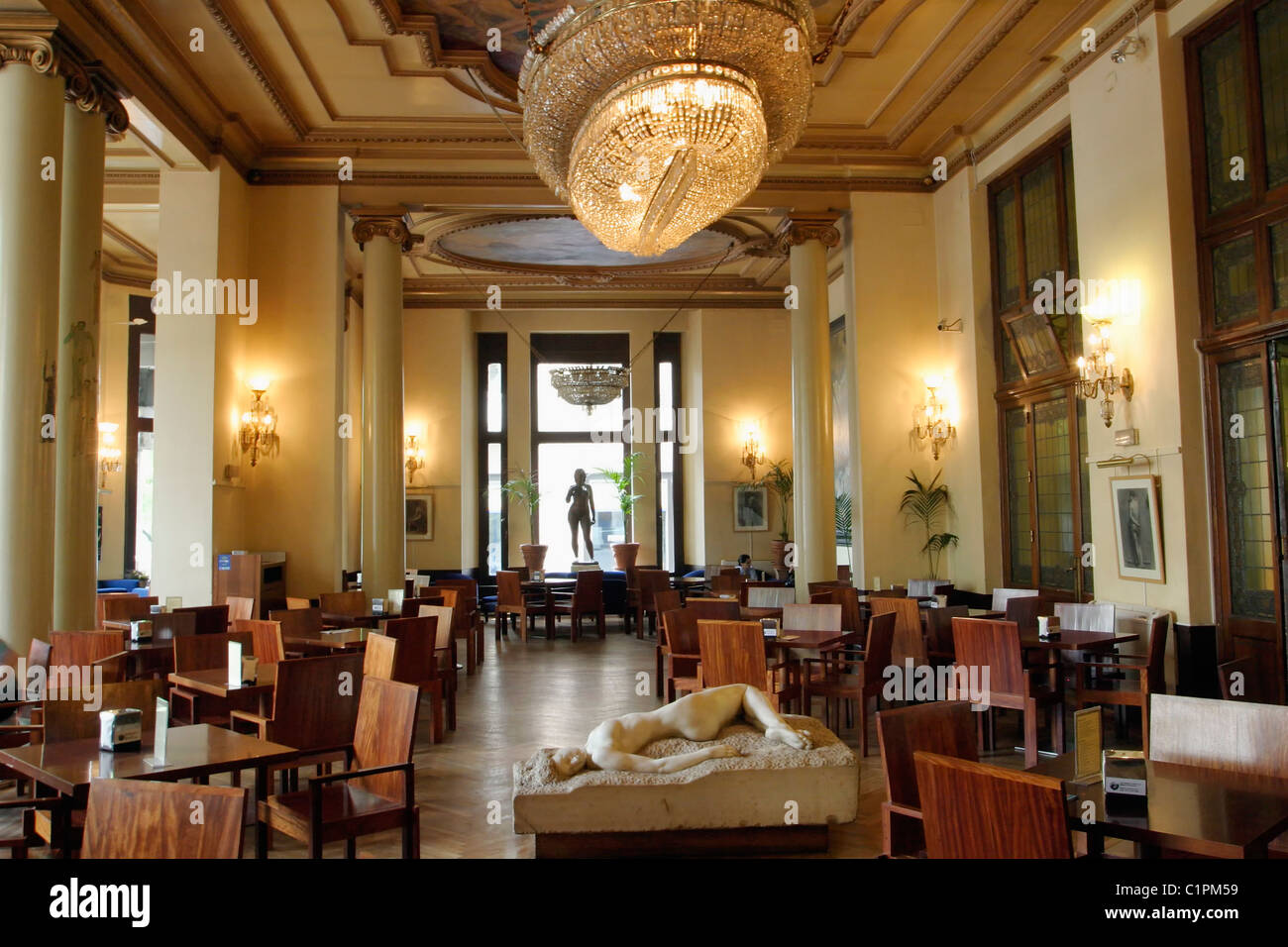 Circulo de bellas artes cafe madrid hi-res stock photography and images ...