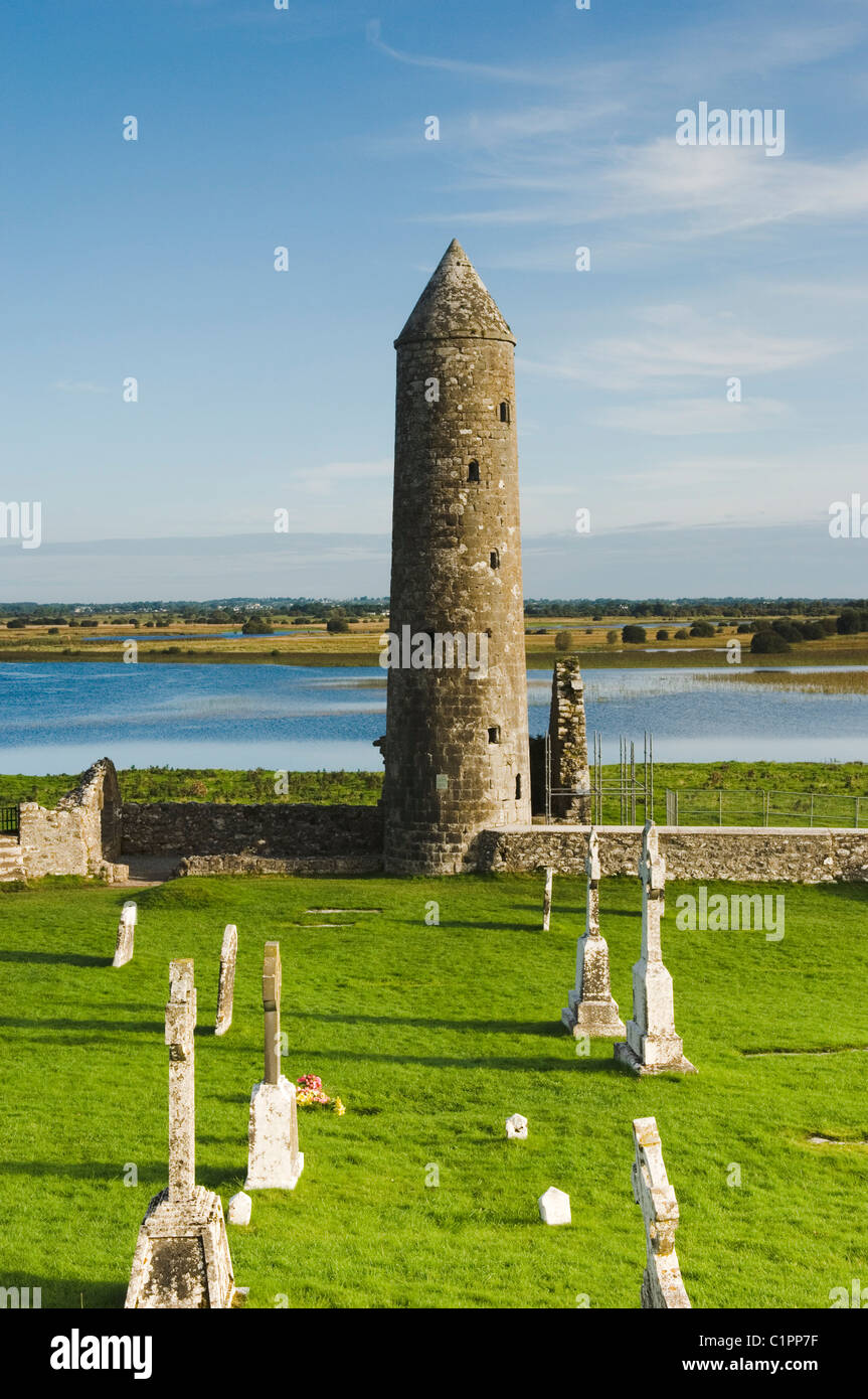 Ireland clonmacnoise cemetery hi-res stock photography and images - Alamy