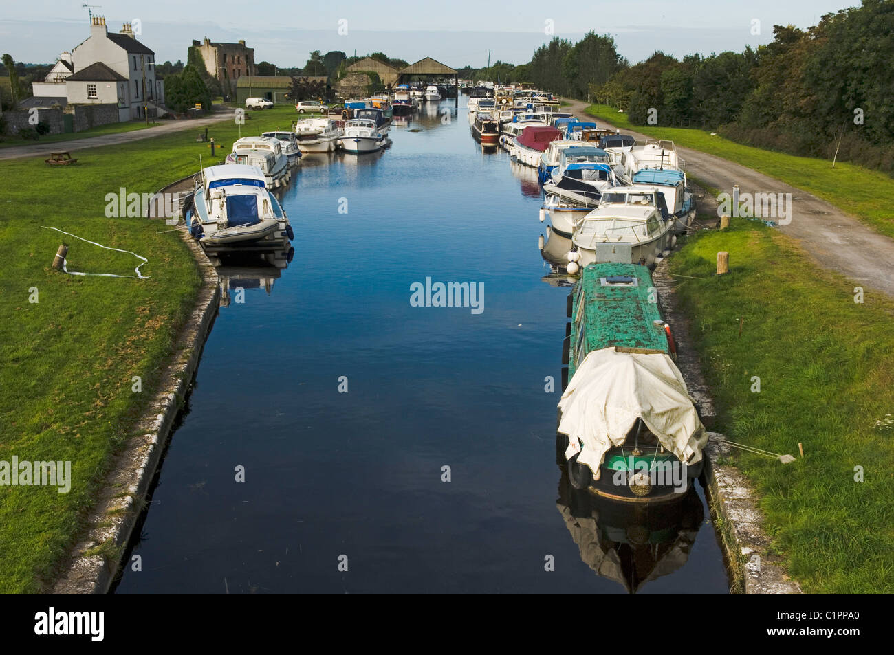 Grand canal boats ireland hi-res stock photography and images - Alamy