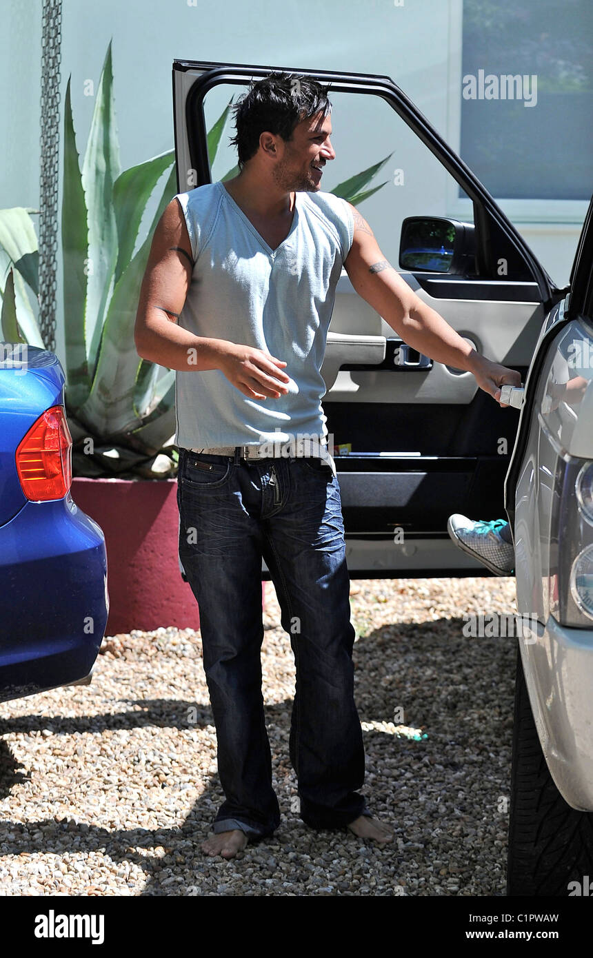 Peter Andre outside his house as his ex wife drops off his children ...