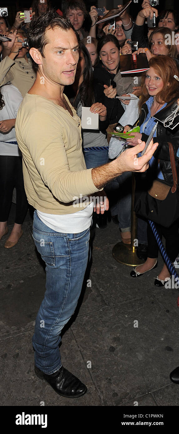 Jude Law is swamped by a huge number of fans wanting his picture and ...