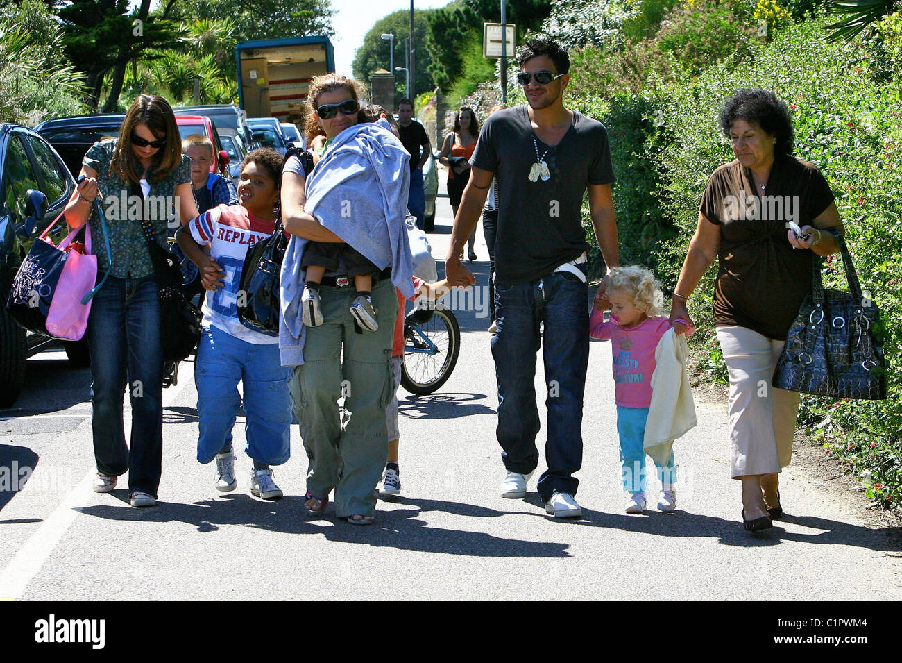 Peter Andre spends some quality time with his children and mother at ...