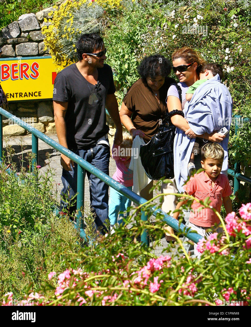 Peter Andre spends some quality time with his children and mother at ...