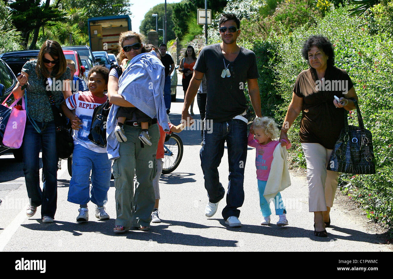 Peter Andre spends some quality time with his children and mother at ...