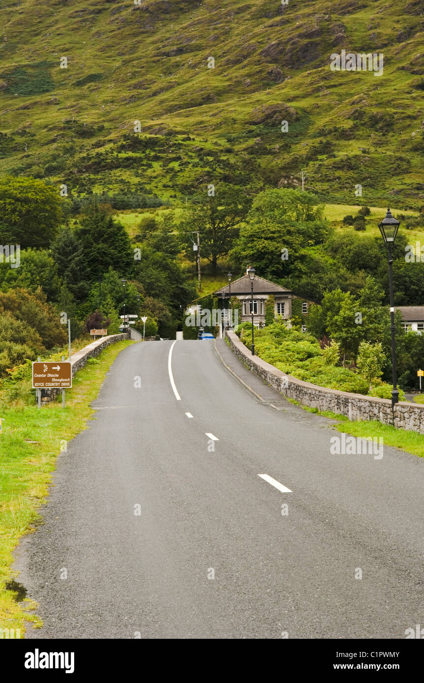 Republic of ireland landscape road hi-res stock photography and images ...
