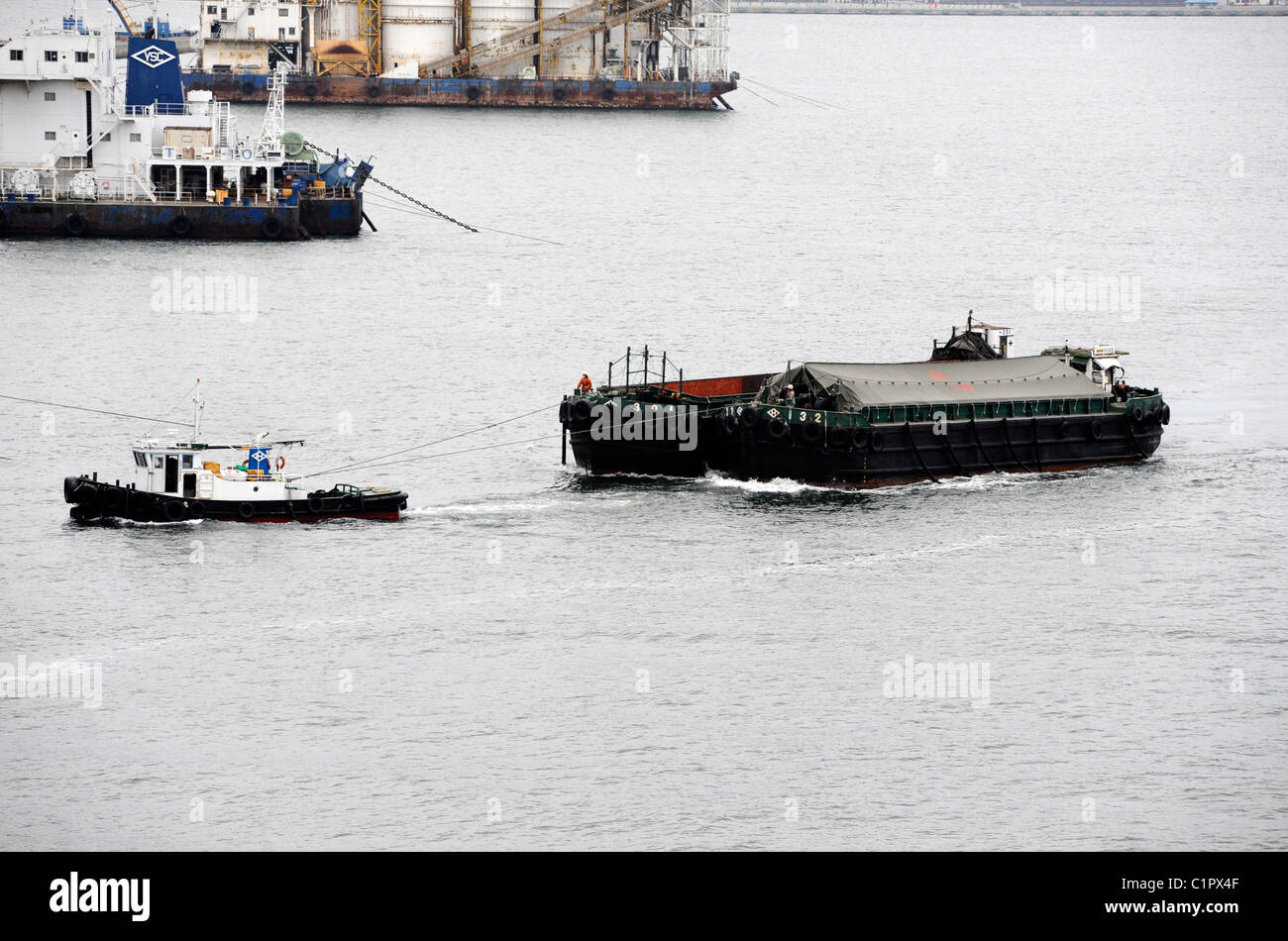 Tug towing barge hi-res stock photography and images - Alamy