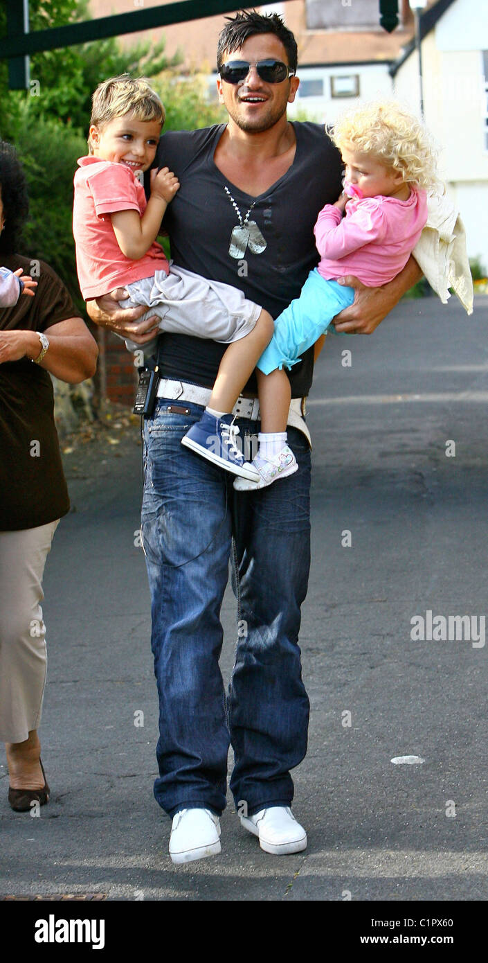 Peter Andre spends some quality time with his children and mother at ...