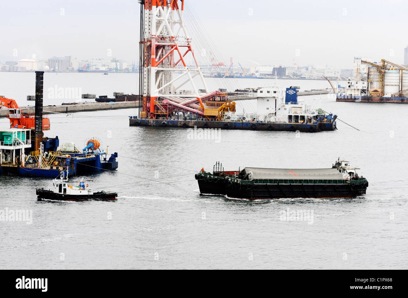 Tug towing barge hi-res stock photography and images - Alamy