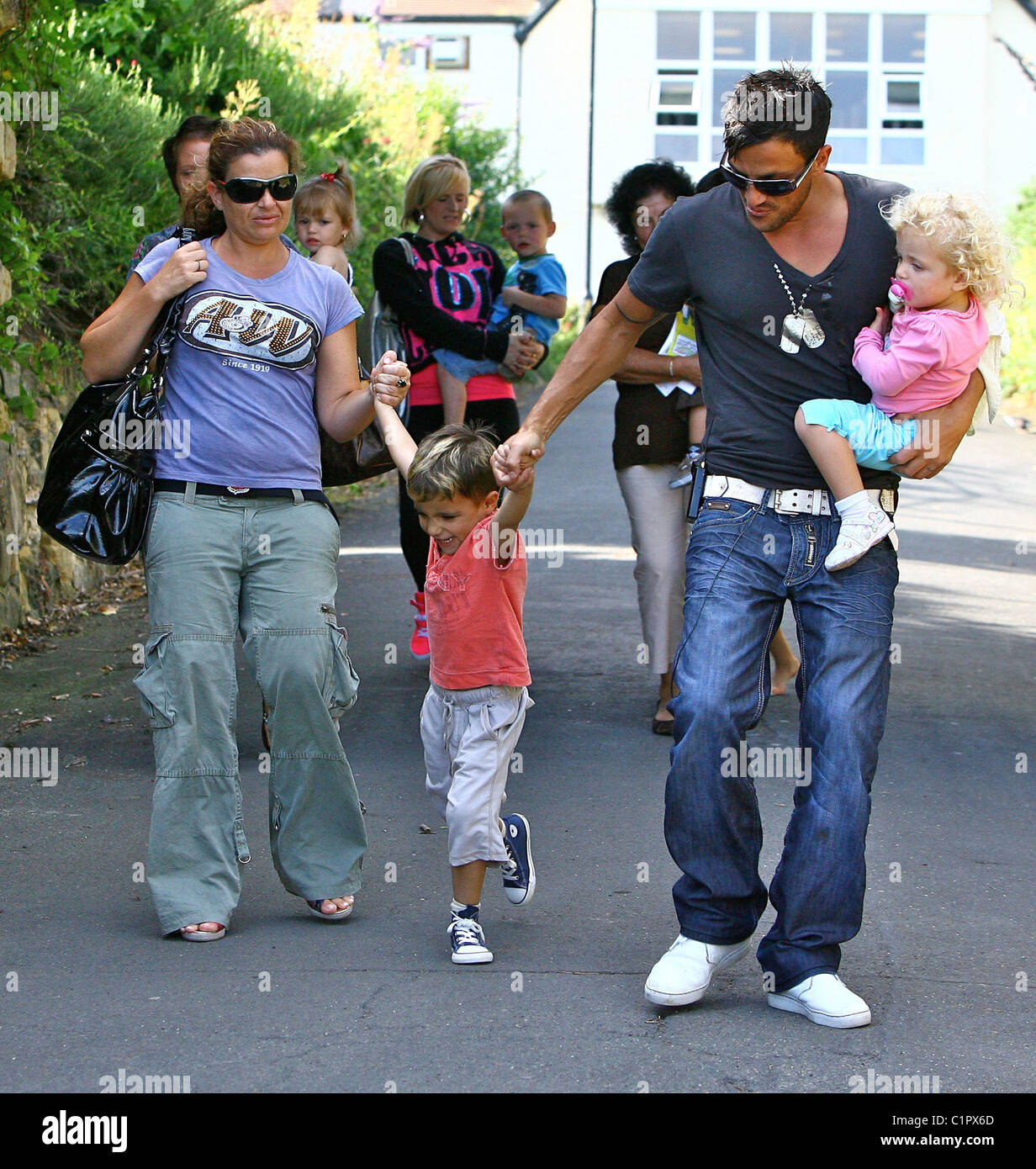 Peter Andre spends some quality time with his children and mother at ...