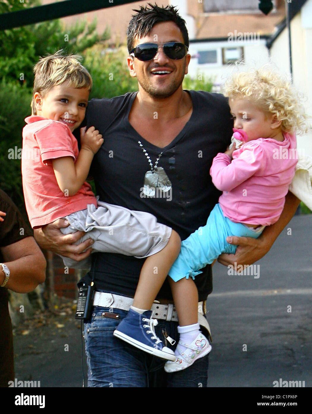 Peter Andre spends some quality time with his children and mother at ...