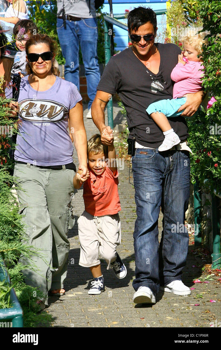 Peter Andre spends some quality time with his children and mother at ...