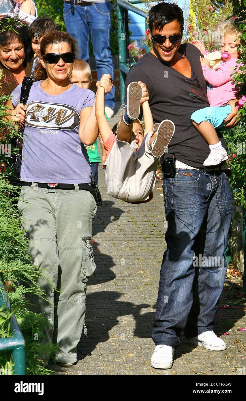 Peter Andre spends some quality time with his children and mother at ...