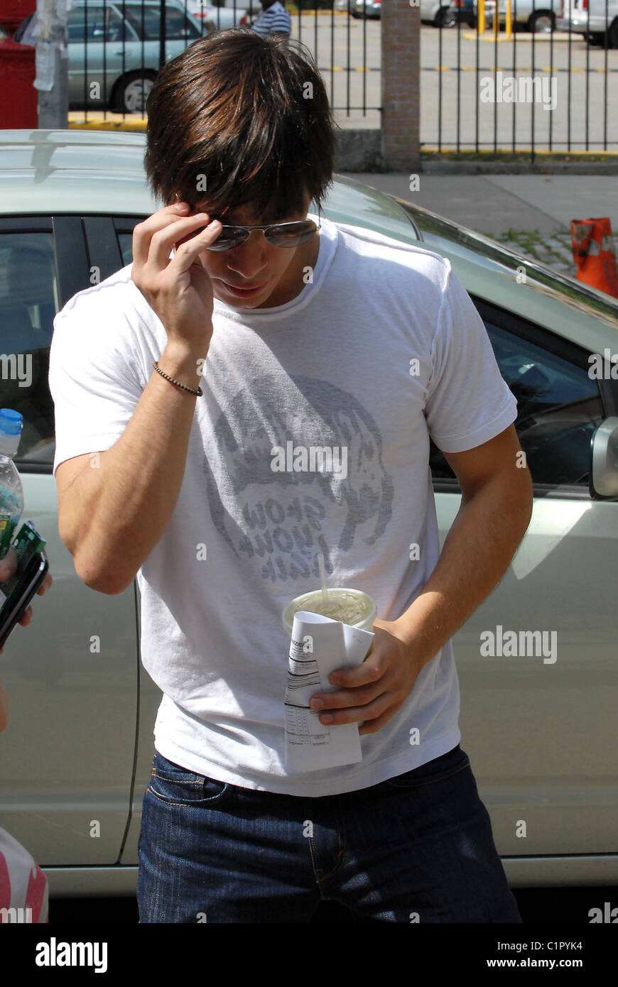 Justin Long on the set of 'Going the Distance' for the first day of ...