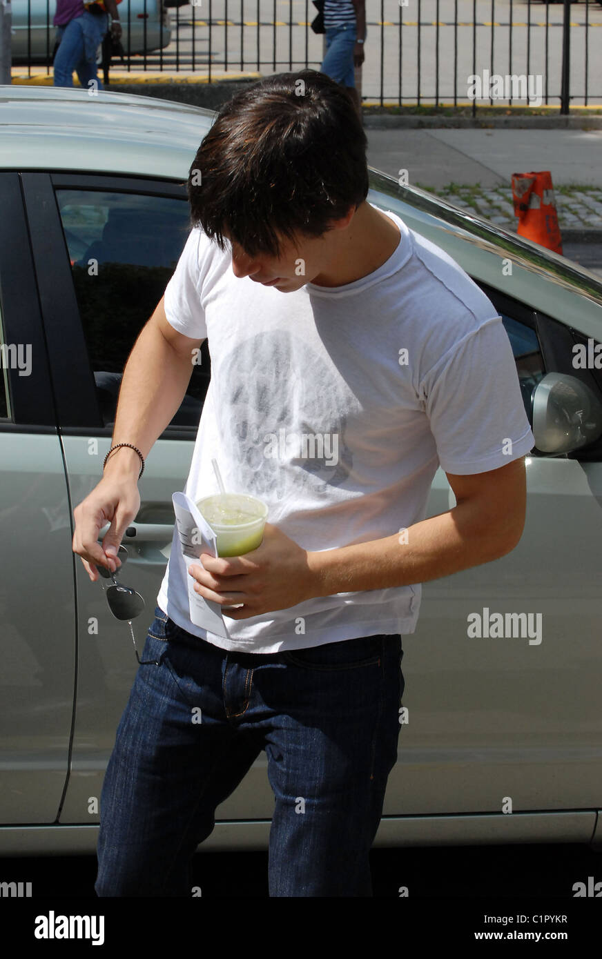 Justin Long on the set of 'Going the Distance' for the first day of ...