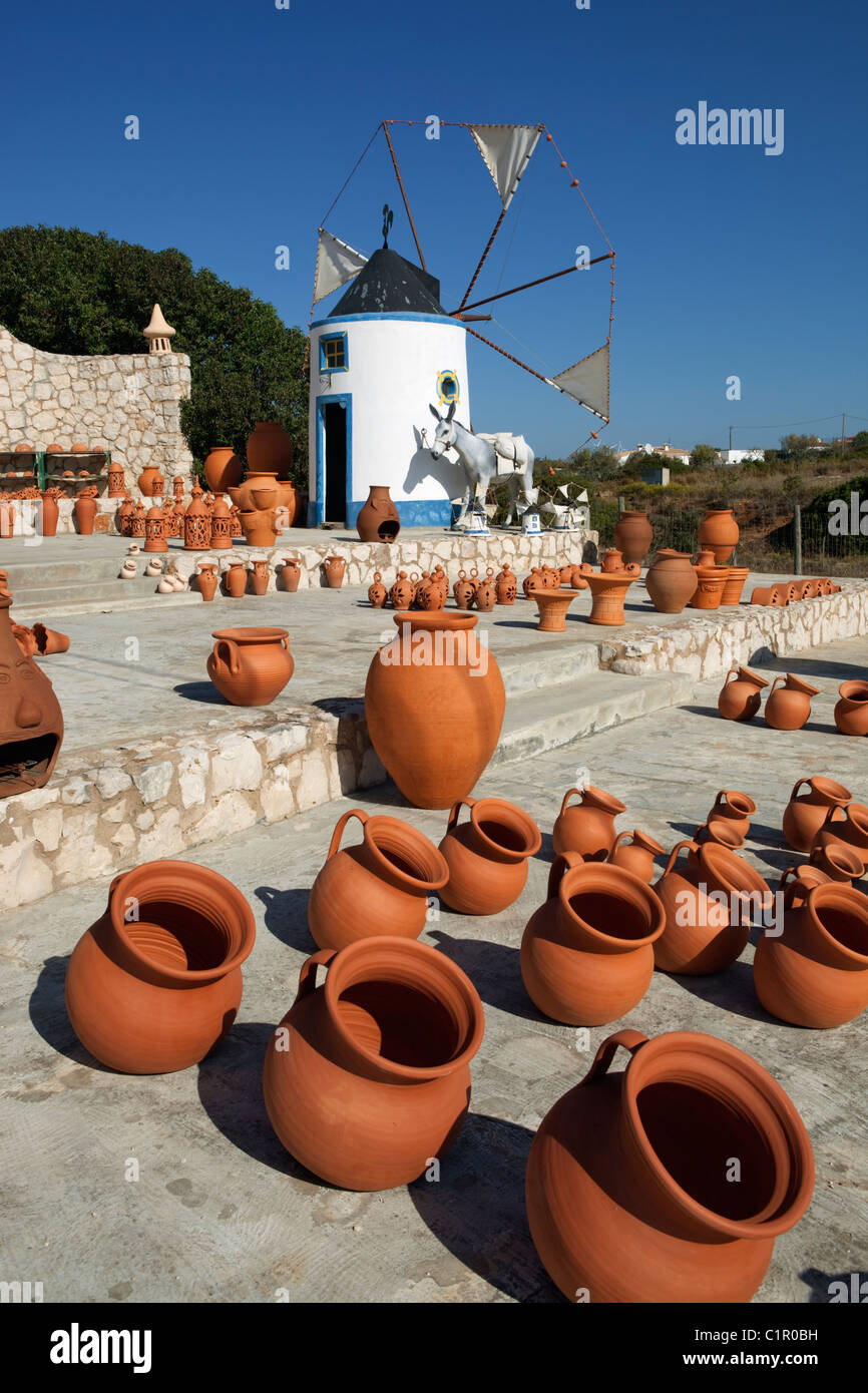 Algarve pottery in shop in Vila do Bispo Stock Photo - Alamy