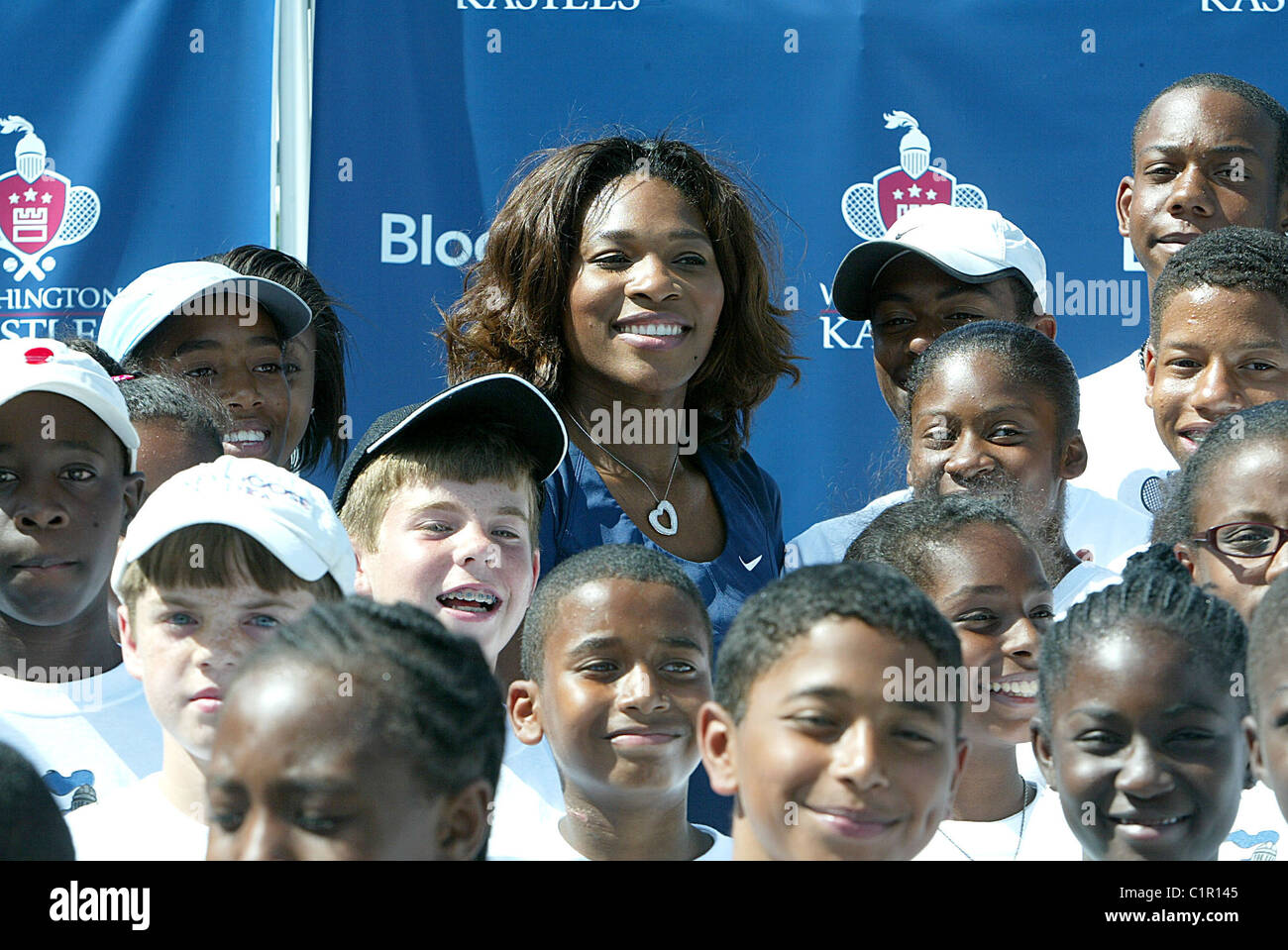 Serena Williams wearing her new Nike outfit gave lessons at the ...