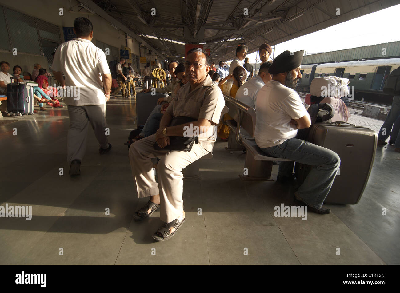 New delhi railway station platform hi-res stock photography and images ...