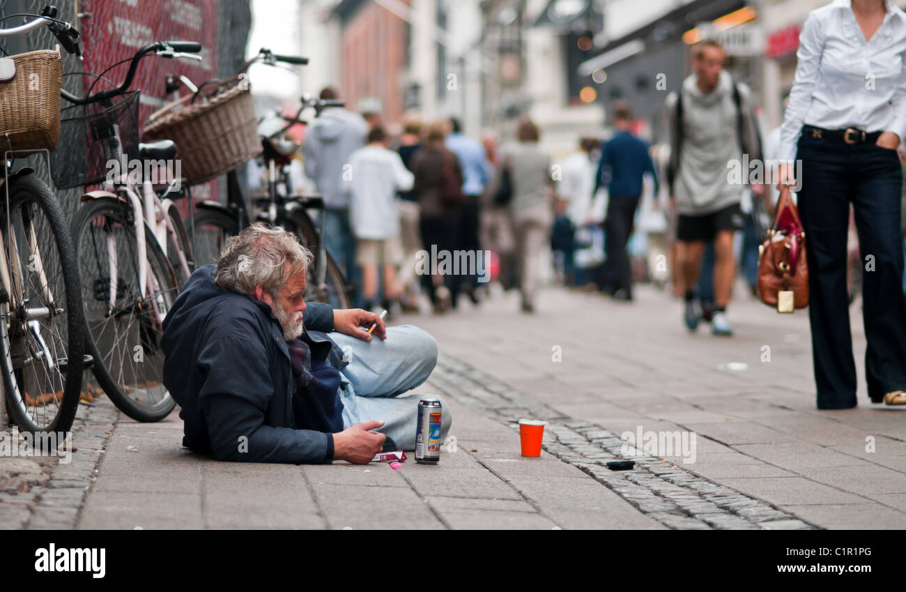 Rich people homeless hi-res stock photography and images - Alamy