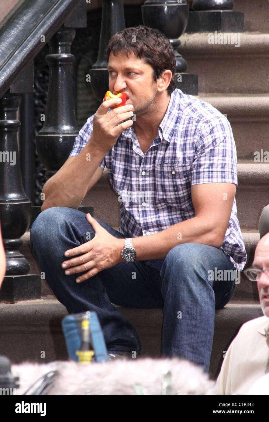 Gerard Butler eating an apple while on the set of his new movie 'The ...