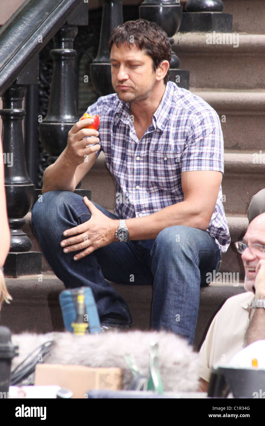 Gerard Butler eating an apple while on the set of his new movie 'The ...