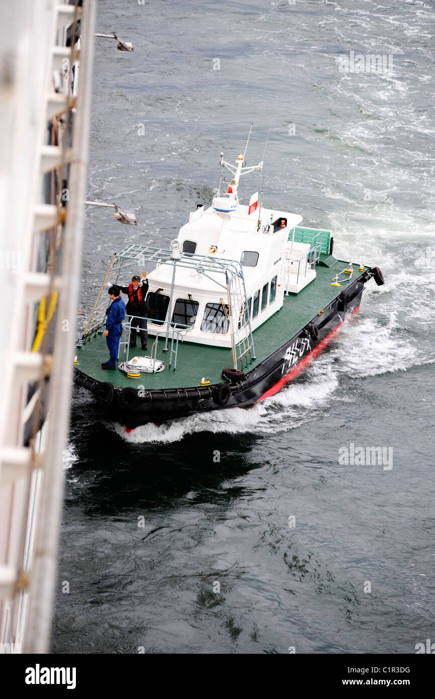 Pilot Boat embarking pilot onto Royal Caribbean cruise ship at kobe ...