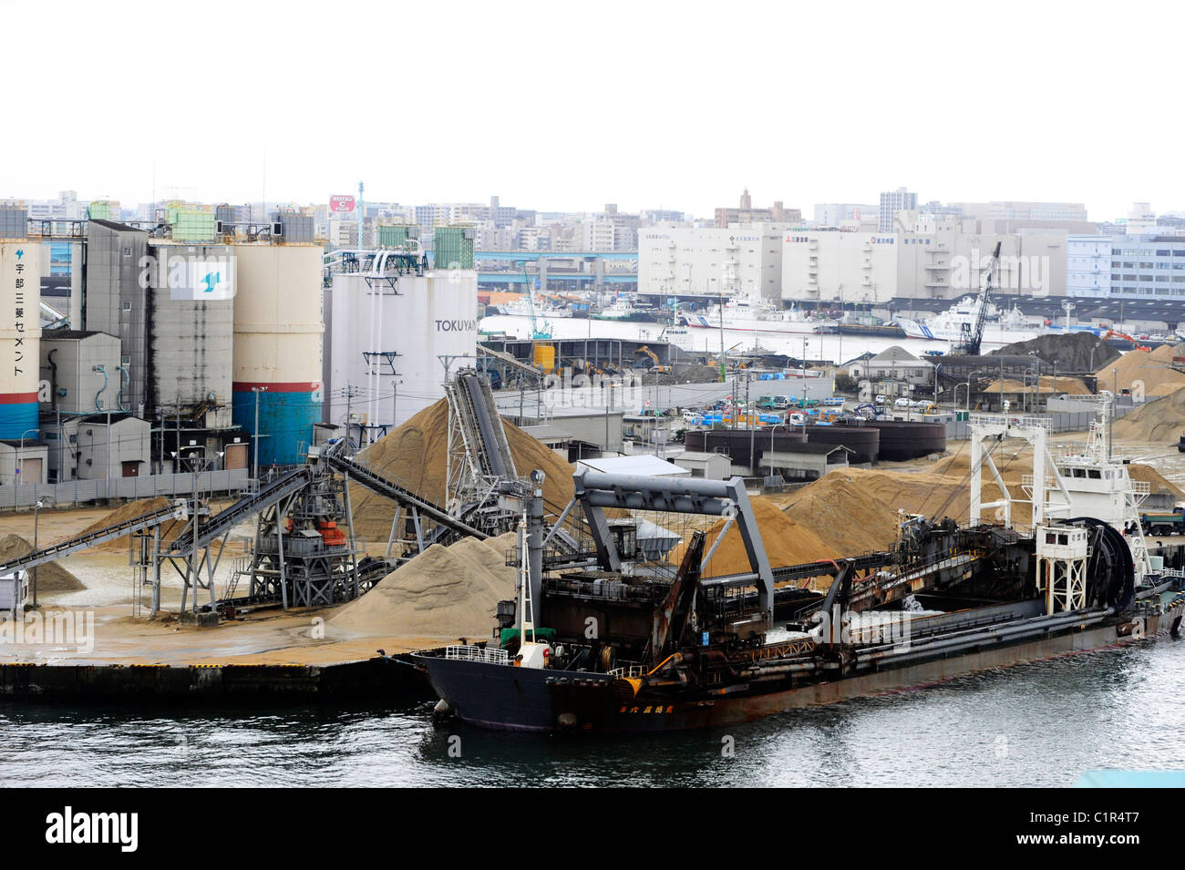 Barge loaded aggregate hi-res stock photography and images - Alamy