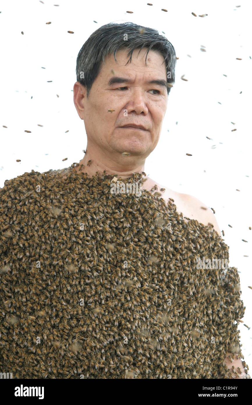 Man covered in bees hi-res stock photography and images - Alamy
