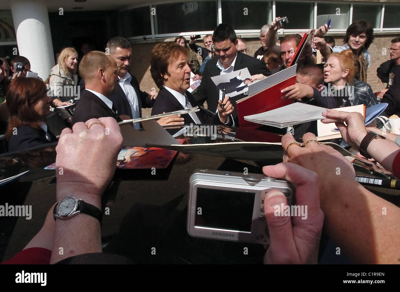 Sir Paul McCartney is mobbed by fans after attending the graduation ...