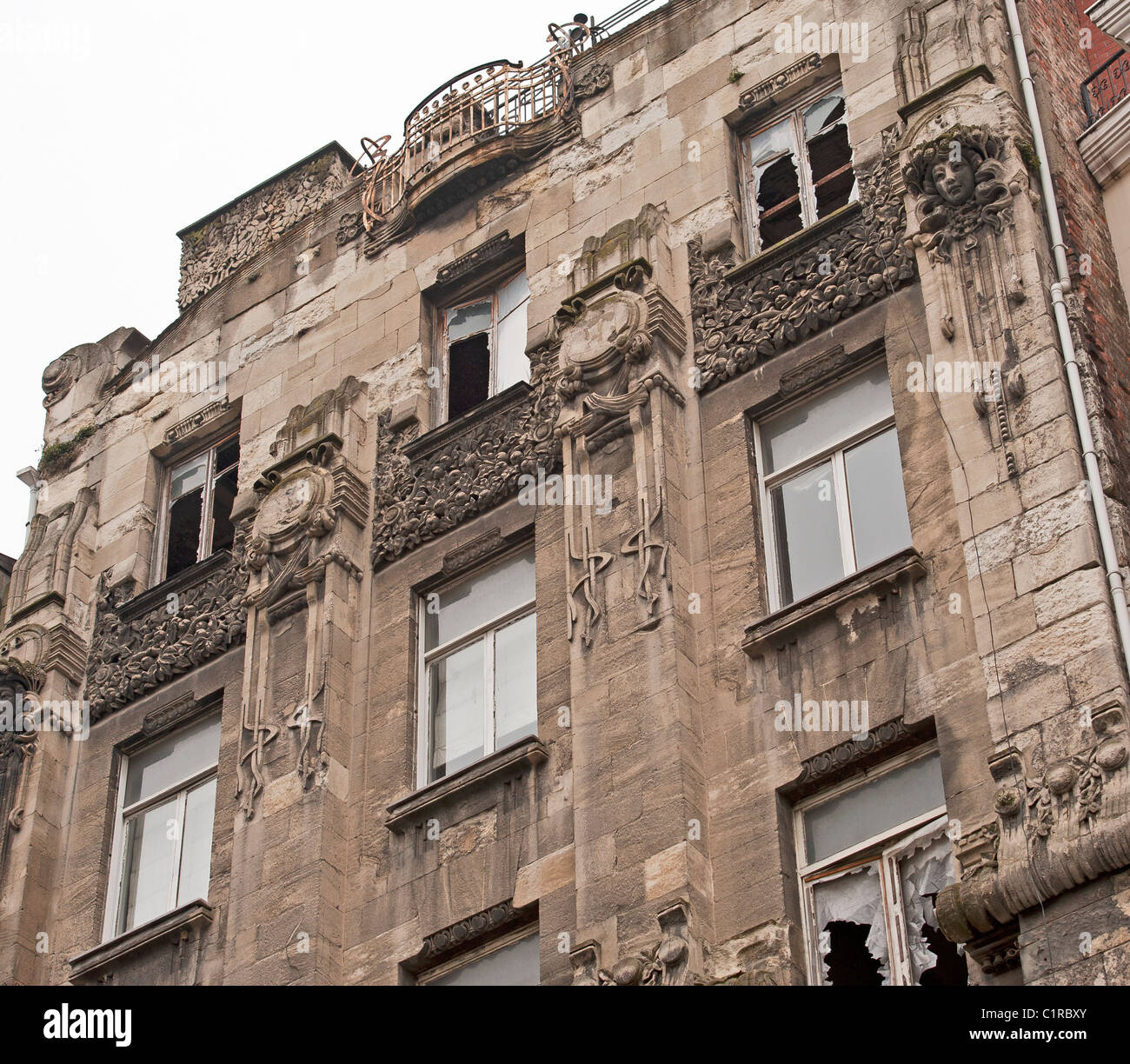 Rundown apartment building hi-res stock photography and images - Alamy