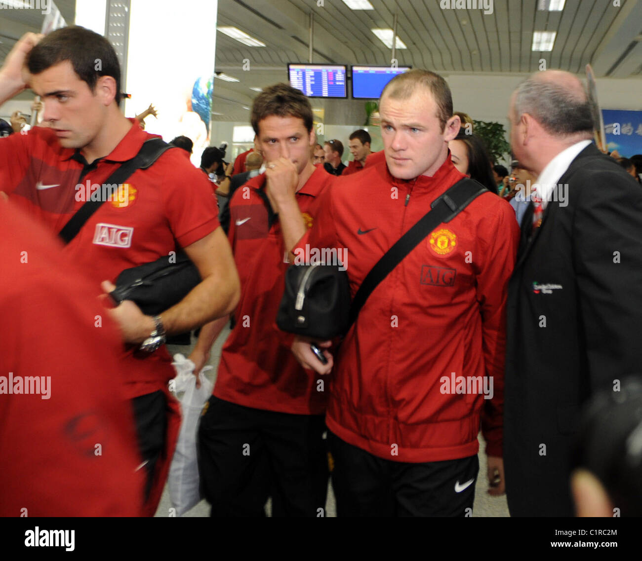 Manchester United players Michael Owen and Wayne Rooney arrive at the ...