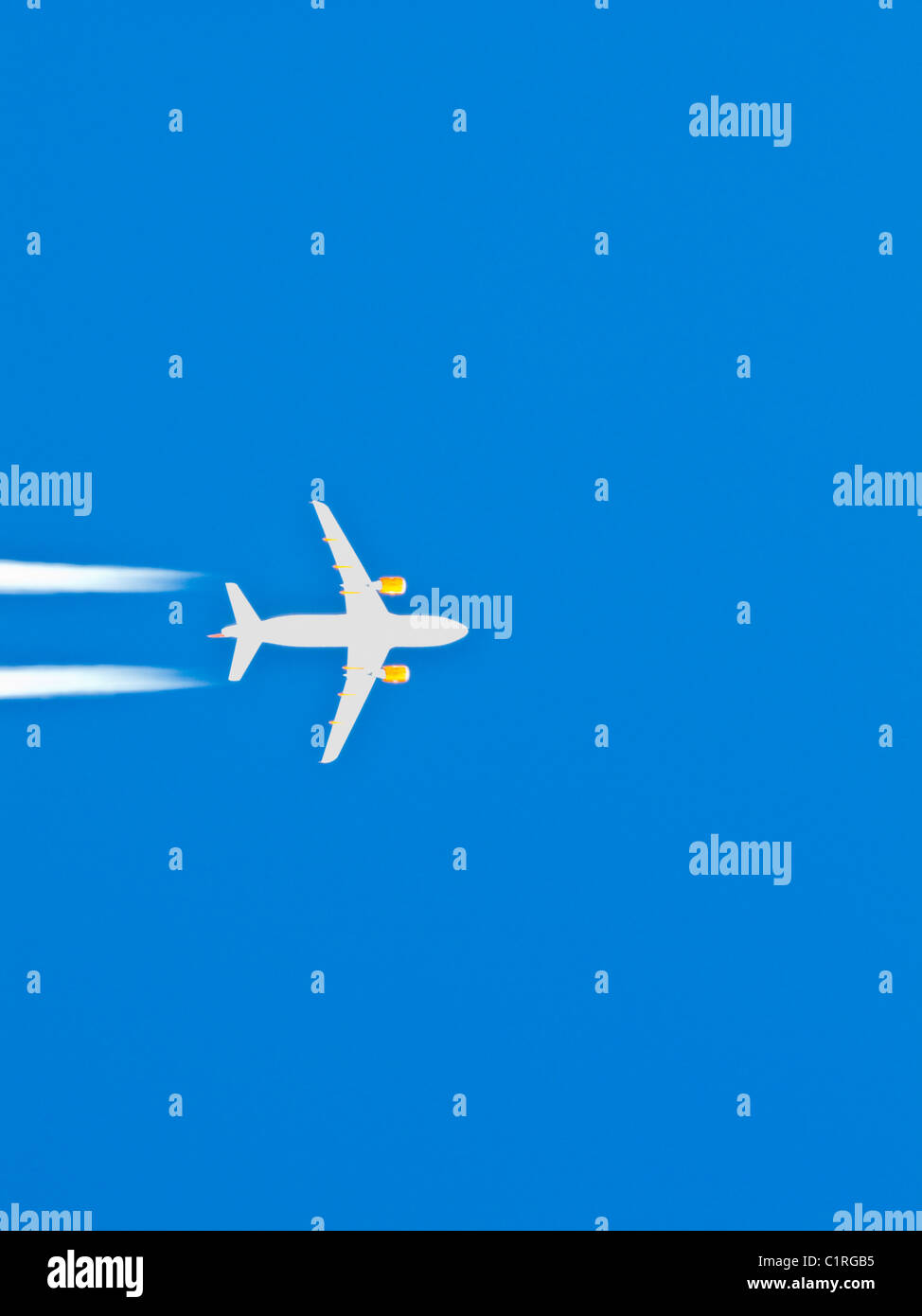 Airplane flying high altitude hi-res stock photography and images - Alamy