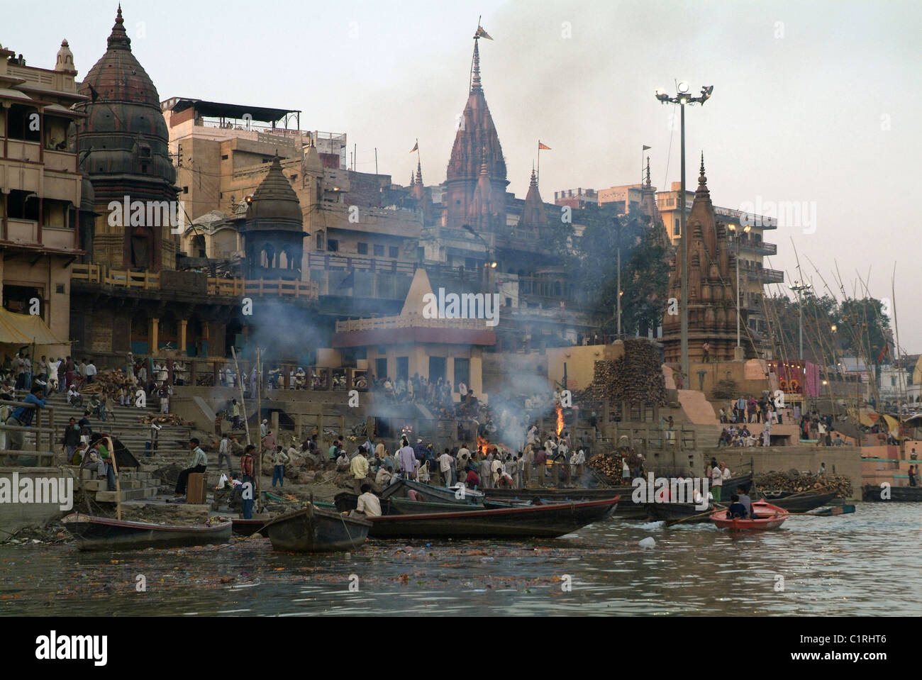 Funeral pyres manikarnika ghat hi-res stock photography and images - Alamy