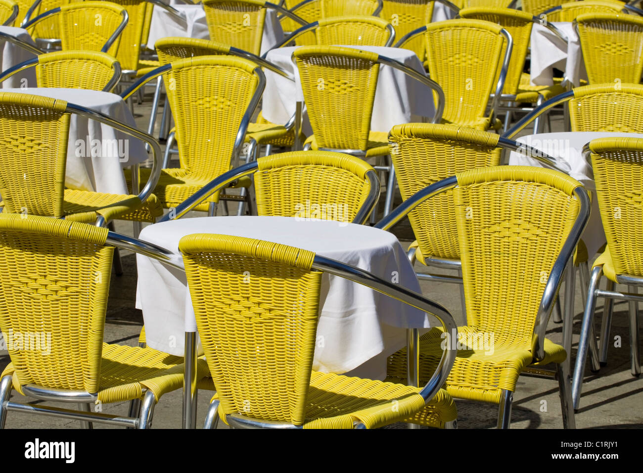 Sidewalk cafe tables hi-res stock photography and images - Alamy