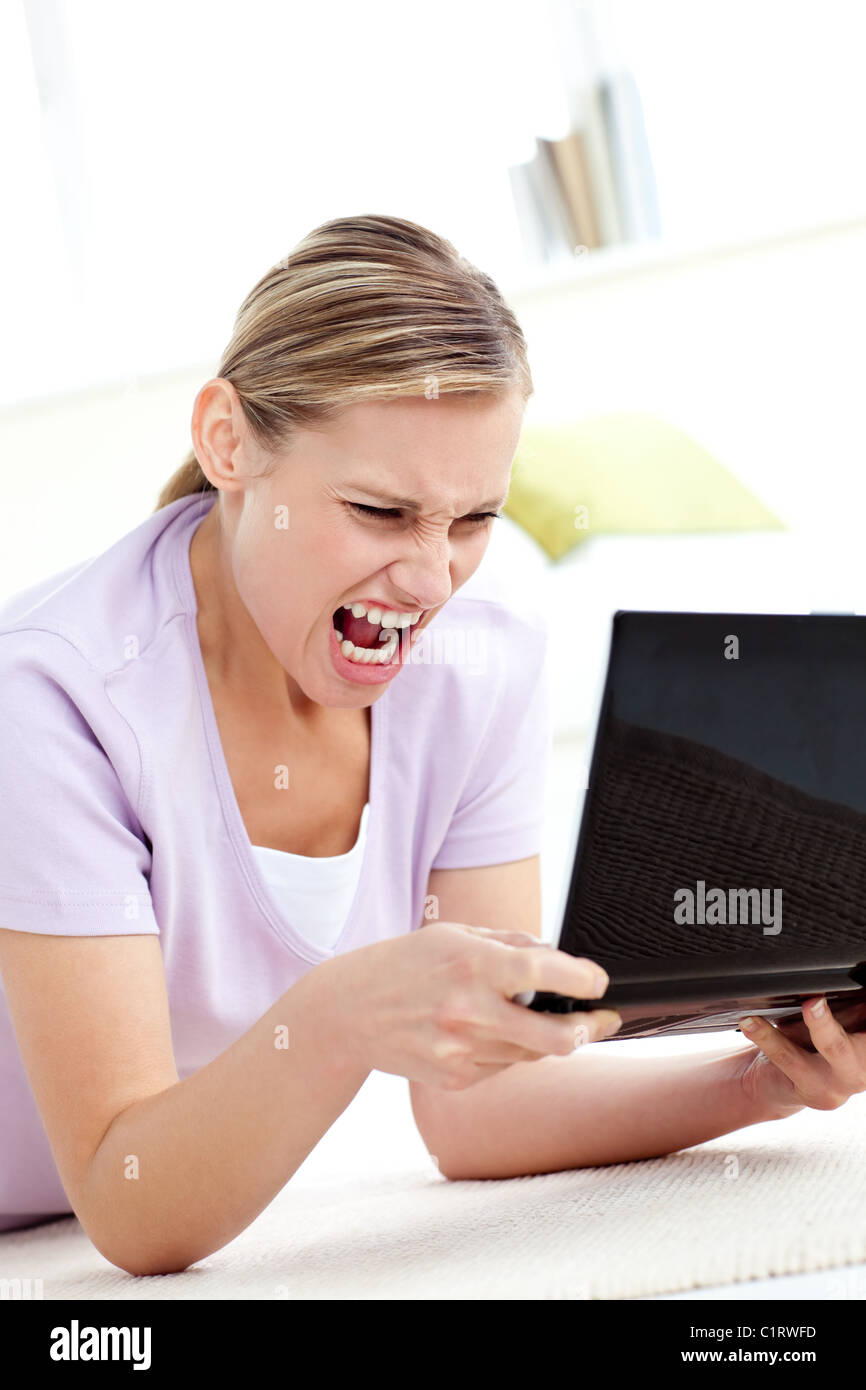 Furious young woman screaming at her laptop Stock Photo - Alamy