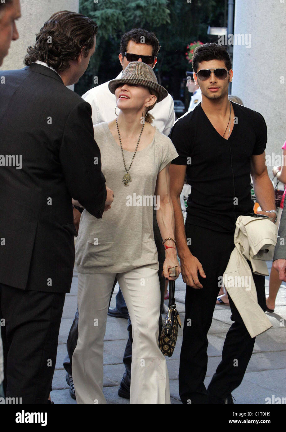 Madonna and Jesus Luz visit the Prado Museum as part of her tourist ...